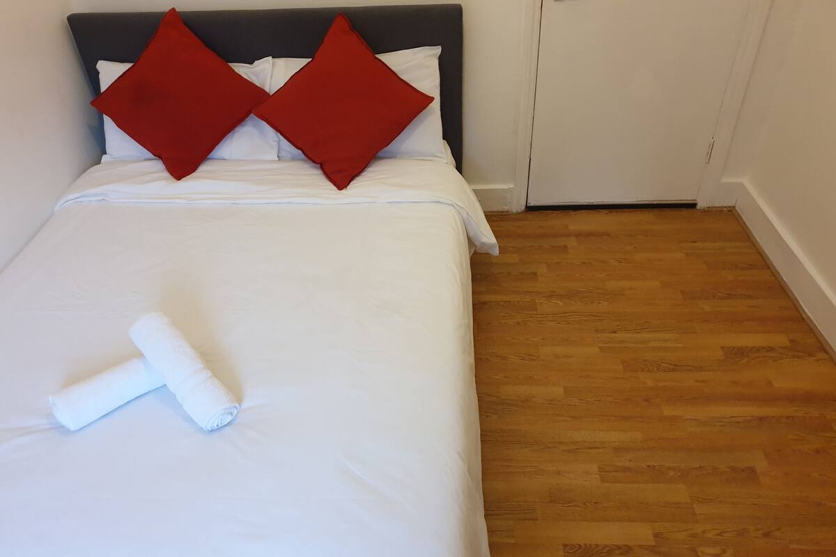 Quarto Duplo (Budget, room 13) | Ferro/tábua de engomar, Wi-fi grátis, roupa de cama fornecida