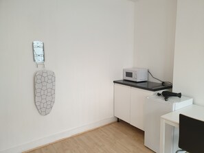 Quarto Duplo (Budget, room 6) | Ferro/tábua de engomar, Wi-fi grátis, roupa de cama fornecida 