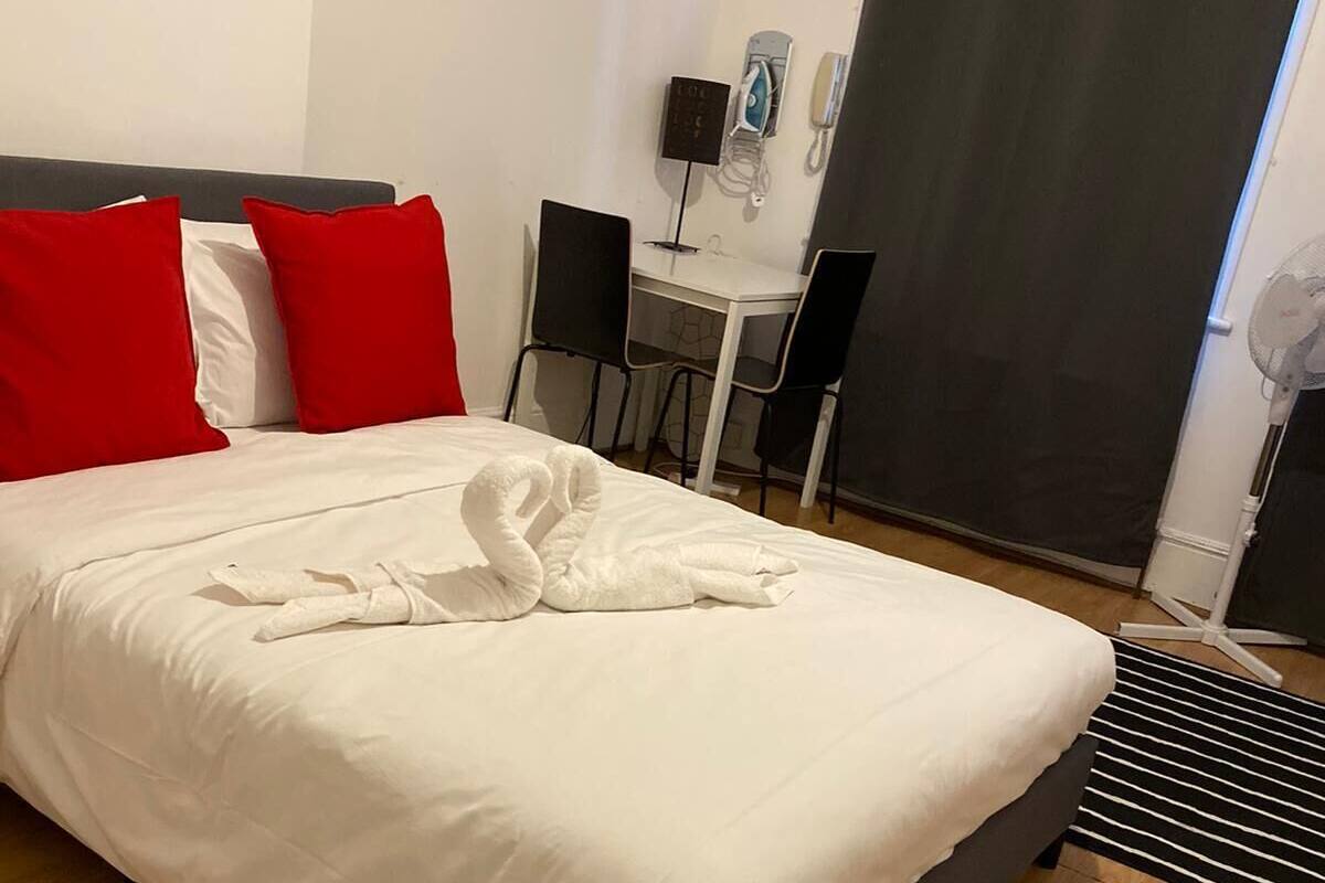Quarto Duplo (Budget, room 2) | Ferro/tábua de engomar, Wi-fi grátis, roupa de cama fornecida