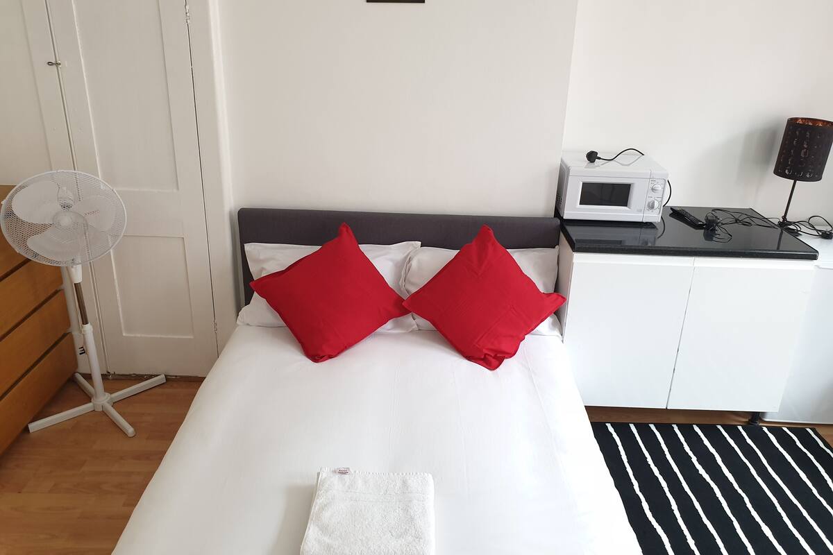 Quarto Duplo (Budget, room 11) | Ferro/tábua de engomar, Wi-fi grátis, roupa de cama fornecida