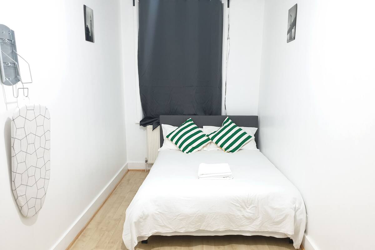 Quarto Duplo (Budget, room 5) | Ferro/tábua de engomar, Wi-fi grátis, roupa de cama fornecida