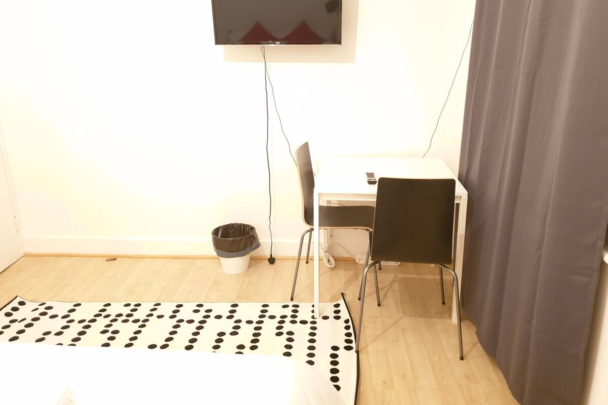 Quarto Duplo (Budget, room 3) | Ferro/tábua de engomar, Wi-fi grátis, roupa de cama fornecida