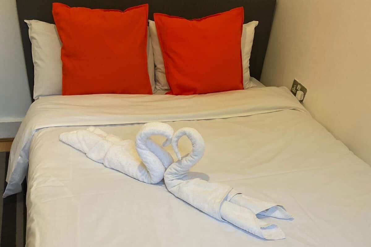 Quarto Duplo (Budget, room 4) | Ferro/tábua de engomar, Wi-fi grátis, roupa de cama fornecida