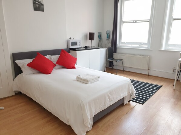 Quarto Duplo (Budget, room 11) | Casa de banho | Um polibã, toalhas fornecidas, sabão, papel higiénico 