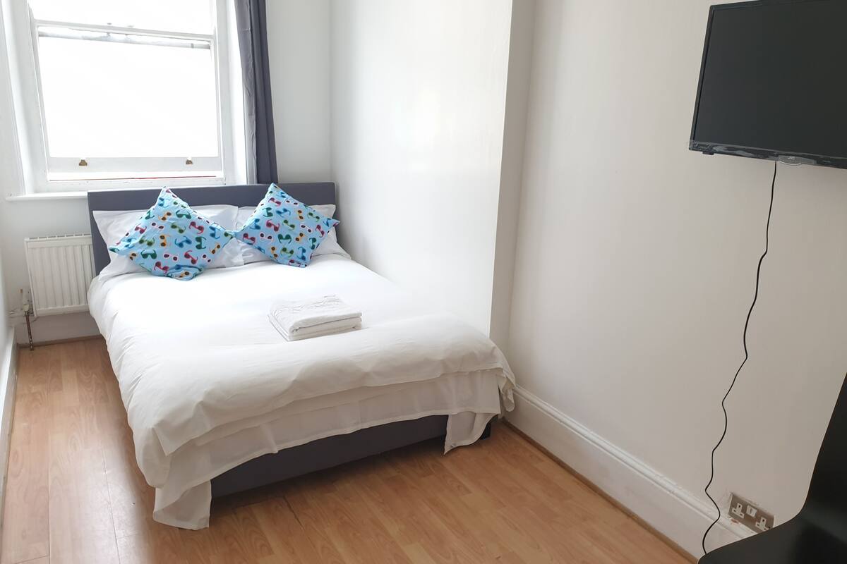 Quarto Duplo (Budget, room 1) | Ferro/tábua de engomar, Wi-fi grátis, roupa de cama fornecida
