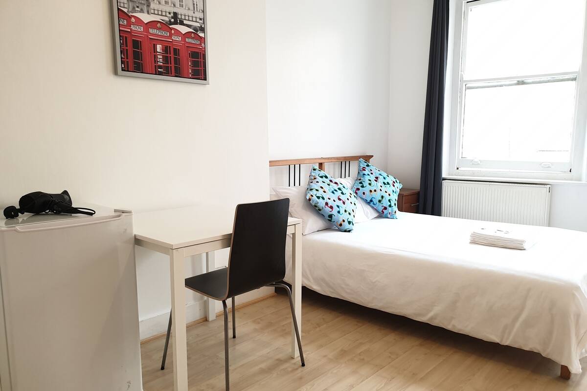 Quarto Duplo (Budget, room 6) | Ferro/tábua de engomar, Wi-fi grátis, roupa de cama fornecida