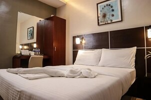 Escrivaninha, espaço de trabalho para notebook, cortinas blackout