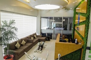 Área de estar no saguão