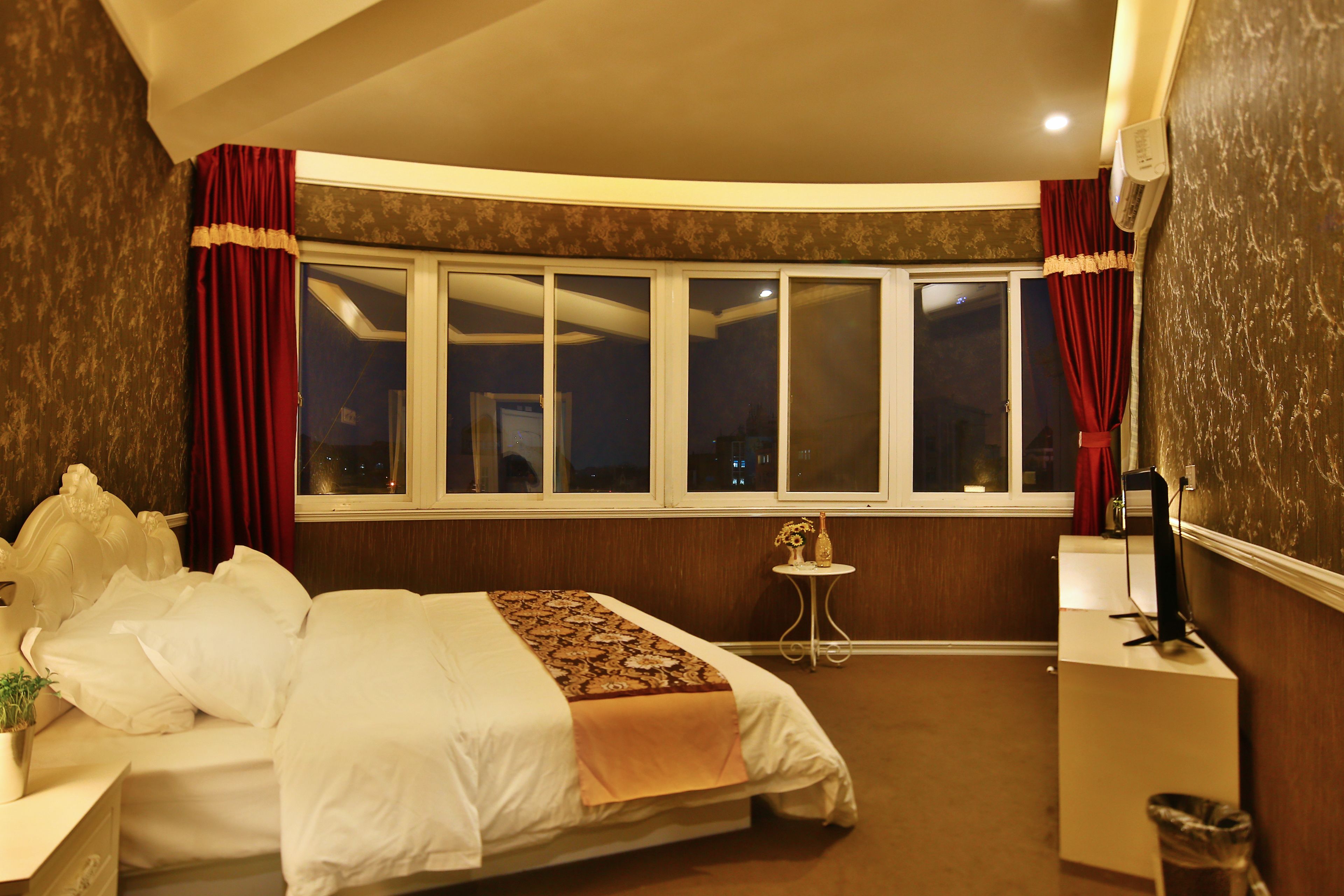 Quarto Triplo Deluxe | Roupa de alta qualidade, edredões de penas 