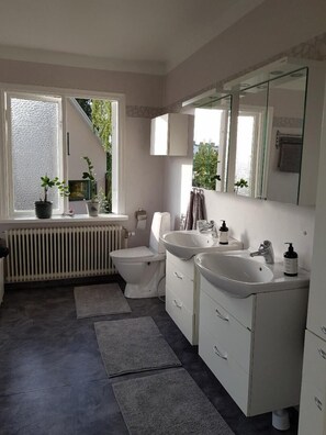 Apartamento | Casa de banho | Uma combinação polibã/banheira, artigos de higiene pessoal grátis 