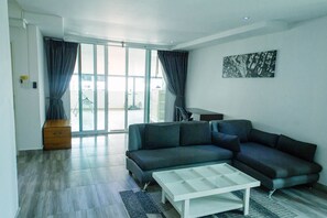 Apartamento superluxo | Área de estar | TV LED 32 polegadas com canais a cabo, TV