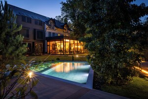 Fachada da propriedade à noite