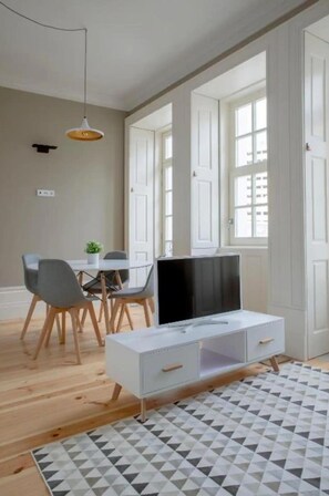 Apartamento Deluxe | Sala de estar | Televisor de 20 polegadas com canais por cabo