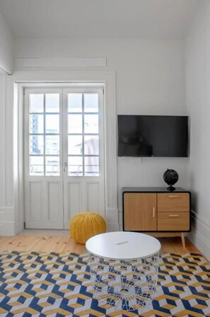 Apartamento Premier | Sala de estar | Televisor de 20 polegadas com canais por cabo