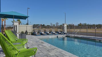 Piscina externa, espreguiçadeiras