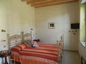 Quarto lua de mel, no piso térreo (Brass Bedroom) | Ferros/tábuas de passar roupa, Wi-Fi de cortesia, roupa de cama