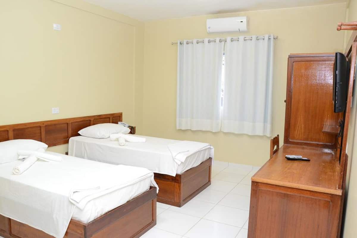 Quarto duplo standard | Frigobar, escrivaninha, ferros/tábuas de passar roupa, Wi-Fi de cortesia