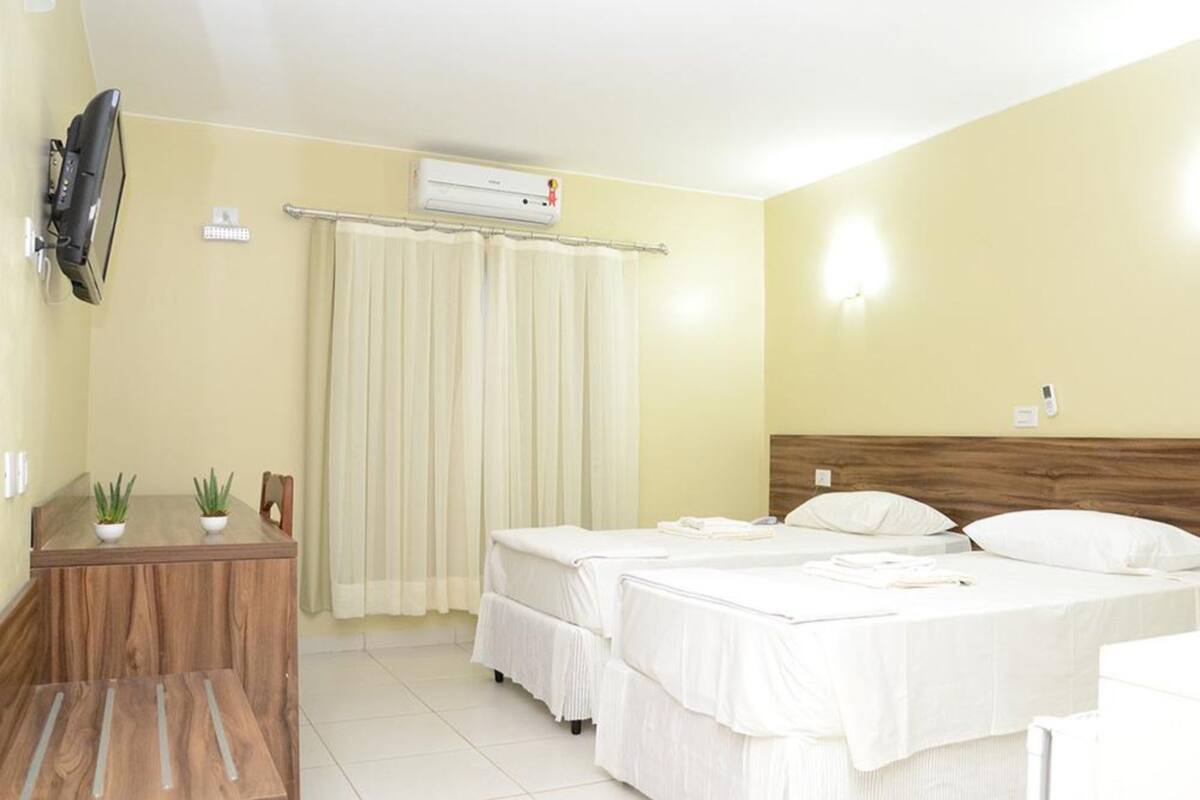 Quarto duplo luxo | Frigobar, escrivaninha, ferros/tábuas de passar roupa, Wi-Fi de cortesia