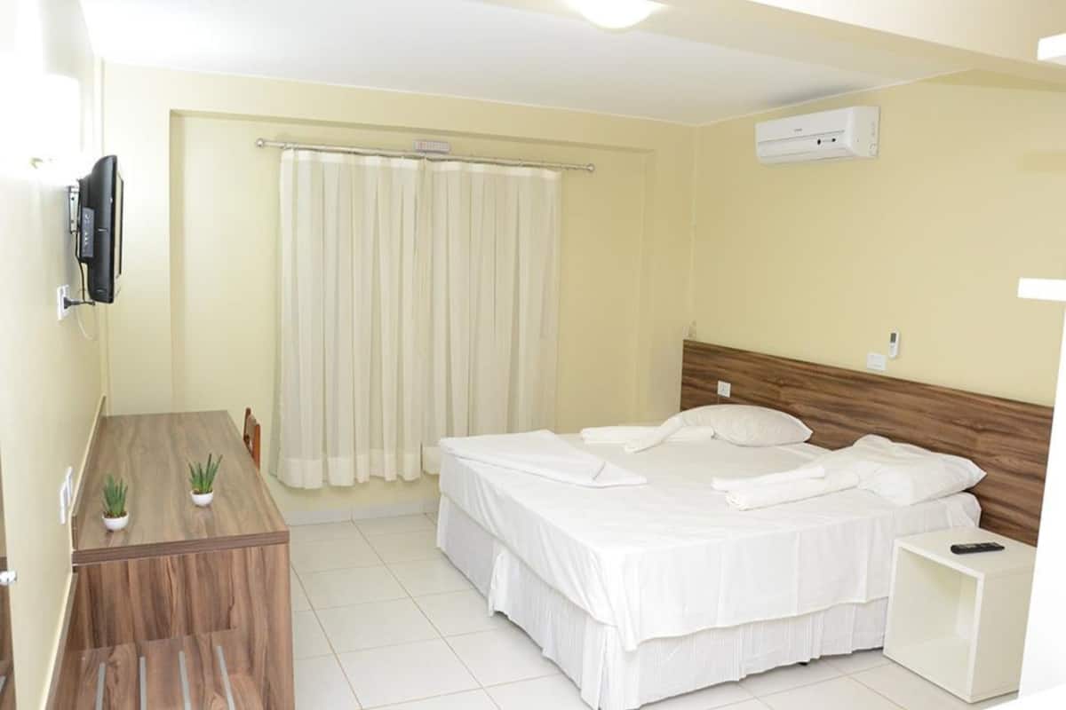 Quarto casal standard | Frigobar, escrivaninha, ferros/tábuas de passar roupa, Wi-Fi de cortesia
