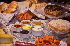Café da manhã com buffet grátis todos os dias