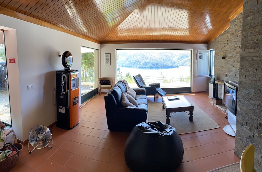 House In Castelo De Bode, Blue Lake - Ferreira do Zêzere