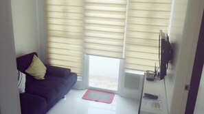 Apartamento Deluxe em Condomínio Fechado, 1 quarto | Sala | Televisor LED