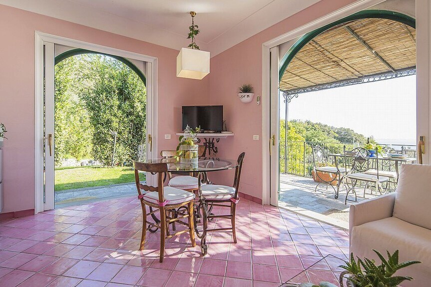 Villa Albarosa A: An Elegant And Welcoming Apartment Built On The Sloping Cliff In Front Of The Sea, With Free Wi-fi. - Vietri sul Mare