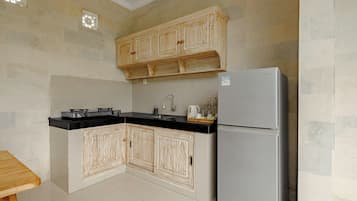 Villa, 1 quarto | Cozinha privada | Um frigorífico, um micro-ondas, uma placa de cozinha