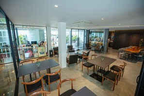 Pequenos-almoços servidos, cozinha local e internacional 