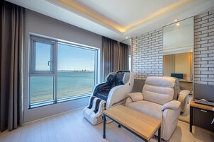 Quarto casal premium, para não fumantes, vista para o oceano | Roupas de cama premium, edredons de pluma, individualmente decorados