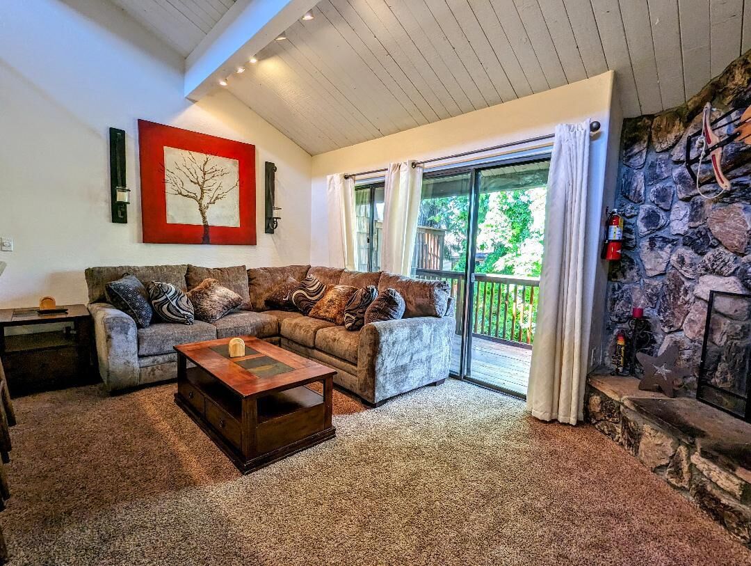 Bright Mountain Chalet Only Steps To Snow Summit Ski Resort! - California