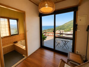 Quarto Quádruplo Tradicional, várias camas, não fumadores, vista para o oceano | Com mobília individualizada, cortinas/cortinados opacos, Wi-fi grátis 