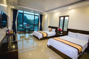 Quarto Quádruplo Deluxe | Minibar, secretária, cortinas/cortinados opacos, quartos insonorizados 