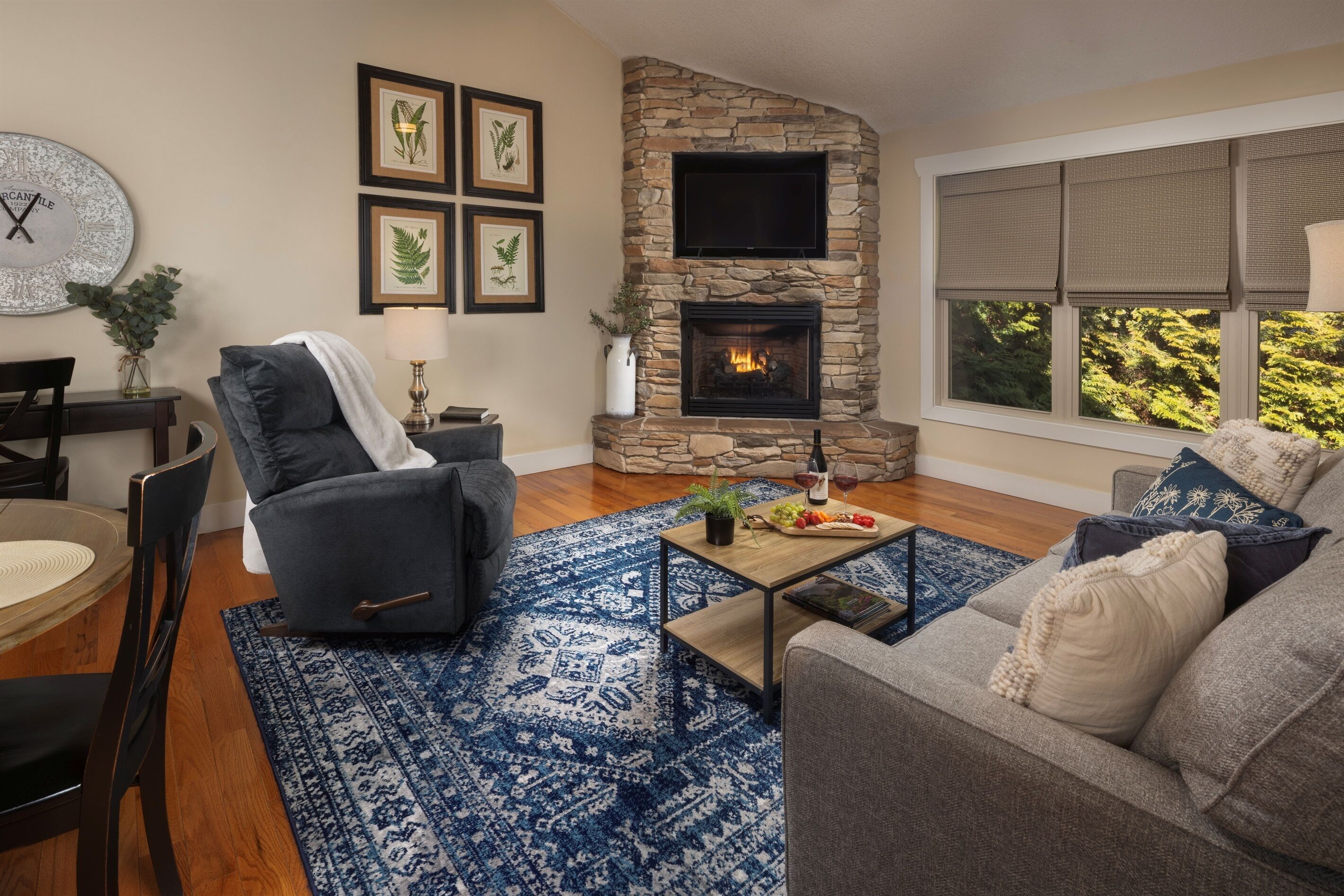 Private Hot Tub & Fireplace, Extremely Clean Cottage - 