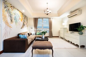 Com mobília individualizada, secretária