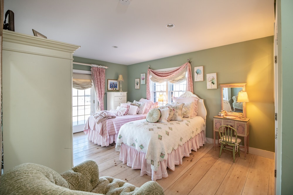Beach House -New Jacuzzi Hot Tub, Mahogany Deck, Blue Stone Patio & Gas Firepit - Nantucket, MA