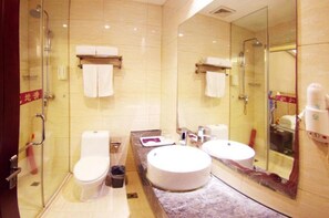 Quarto Twin Comfort | Casa de banho | Um polibã, artigos de higiene pessoal grátis, um secador de cabelo 