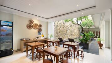 Café da manhã com buffet todos os dias (IDR 50000 por pessoa)