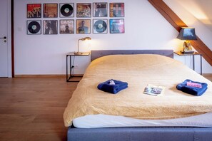 Quarto (RocknRoll) | Edredões de penas, com mobília individualizada, secretária