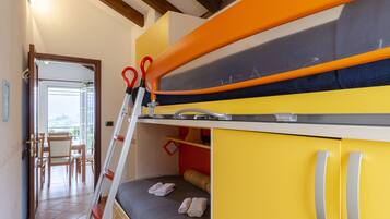 Apartamento, 2 quartos | 2 quartos, roupa de alta qualidade, edredões de penas, cofre no quarto