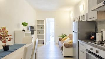 Quarto Tradicional, 1 quarto, vista para a colina, no rés do chão | Cozinha privada | Um frigorífico/congelador grande, um micro-ondas, um forno