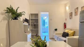 Quarto Tradicional, 1 quarto, vista para a colina, no rés do chão | Sala de estar | Televisor de ecrã plano de 42 polegadas com canais digitais, televisor