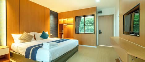 Quarto Duplo Sénior | Roupa de alta qualidade, camas de colchão pillowtop, cofre no quarto