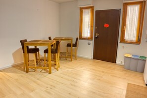 Um frigorífico no espaço comum, um micro-ondas no espaço comum 