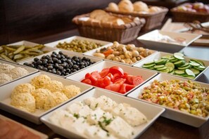 Pequeno-almoço tipo buffet diário (40 PLN por pessoa)