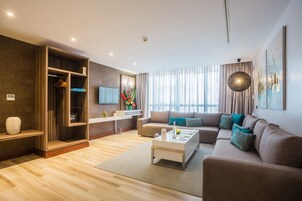 Suite Júnior | Sala de estar | TV de ecrã plano, Netflix, piso aquecido, serviços de streaming