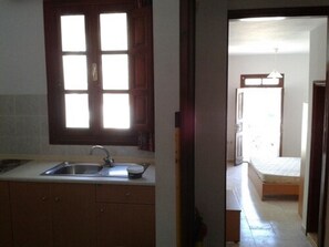 Apartamento Standard | Kitchenette privada | Minifrigorífico, uma placa de cozinha, uma chaleira elétrica