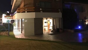Um edifício moderno com entrada visível e uma placa em destaque.