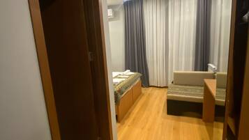 Quarto casal ou duplo standard | Escrivaninha, espaço de trabalho para notebook, cortinas blackout