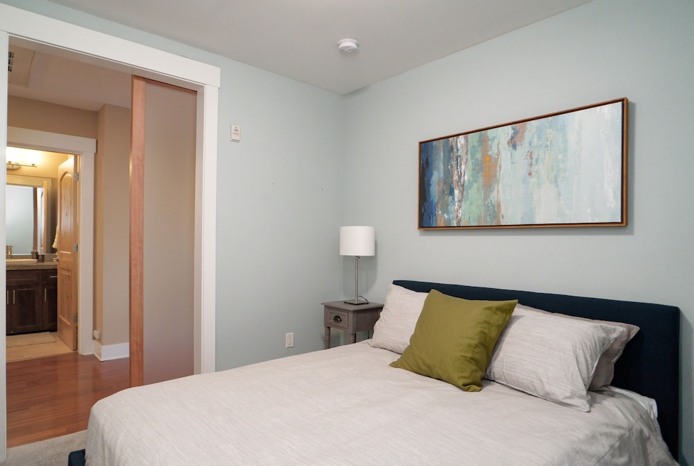 The Robin's Nest - Modern Se Portland Belmont Condo W/ Garage Parking - Monthly - Portland, OR